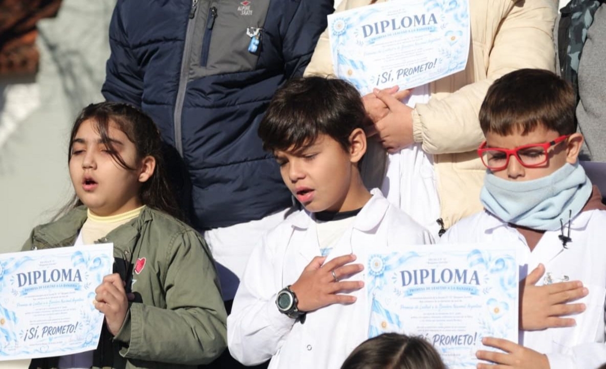 Emotiva promesa a la bandera