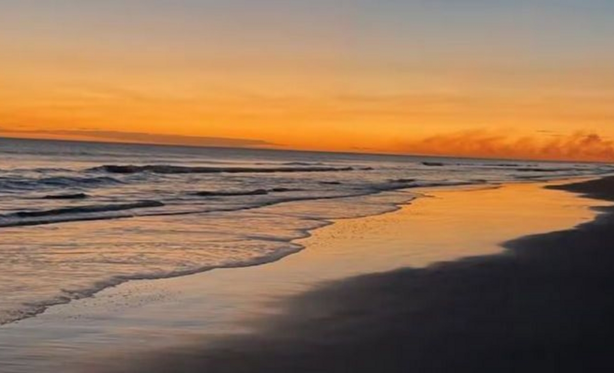 La única playa argentina de amaneceres y atardeceres sobre el mar
